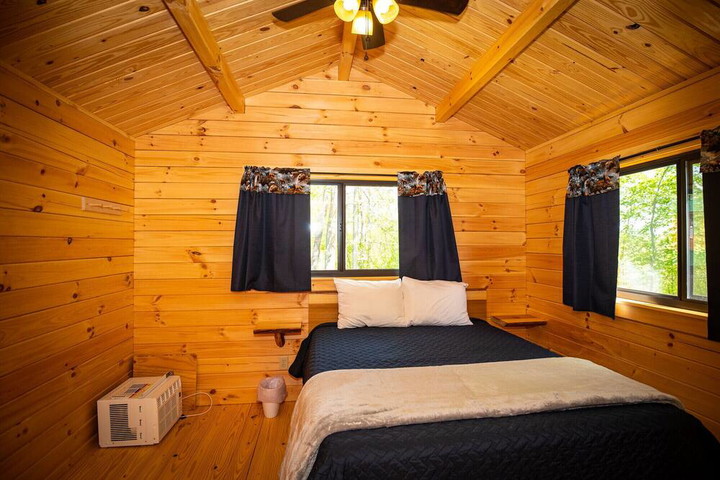 117) Sparrow Log Cabin. Close To Hocking Hills State Park And More! - Logan, OH
