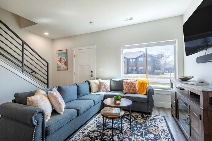 Modern 2-br Townhome W/ Garage, Ac & Workspace - Driggs, ID
