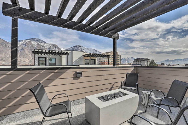 Chic & Sunny Provo Townhome W/ Rooftop Deck! - Springville, UT