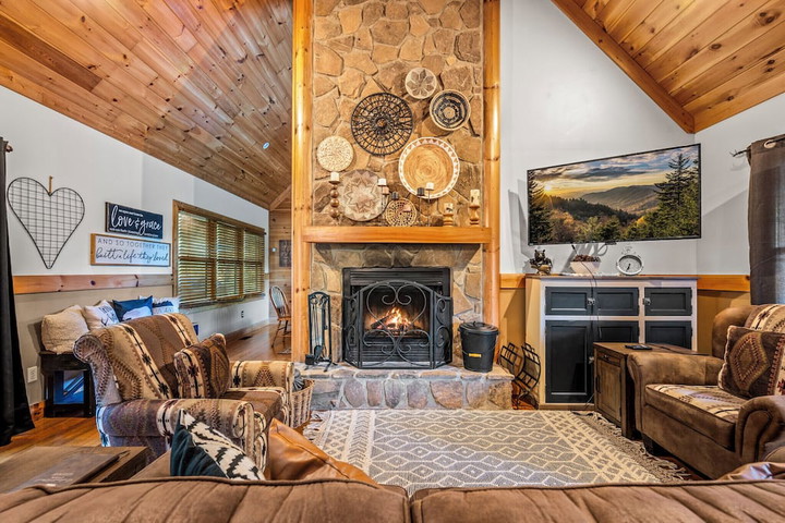 Cozy 2bd Retreat! Hot Tub! Nestled In The Woods! - Townsend, TN