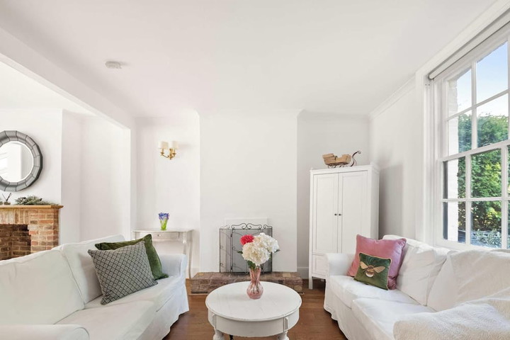 Modern 2 Bed Windsor Home - Sleeps 4 - Parking - Slough