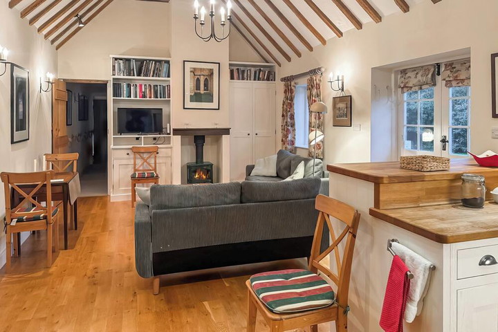 2 Bedroom Accommodation In Warehorne, Ashford - Tenterden