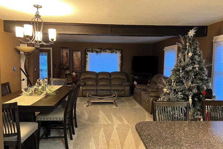 Jacuzzi Suite Bungalow - Iron Mountain, MI