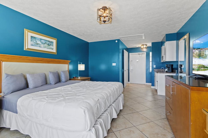 Ocean View Hotel Room With Balcony- King Bed #21 - Fort Pierce, FL