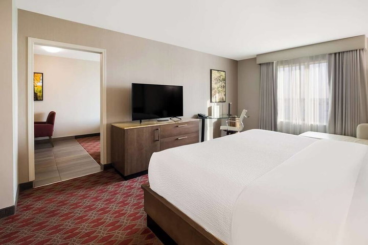 Stylish Stay With Swimming Pool, And Easy Access To Rafting Adventures - Calgary