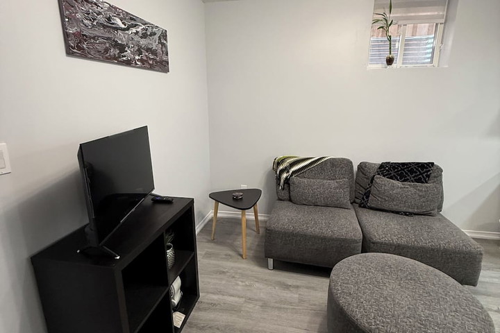 Two Bedroom Cozy Bsmt Home In Prime Location Including Parking & Laundry Room! - Oakville