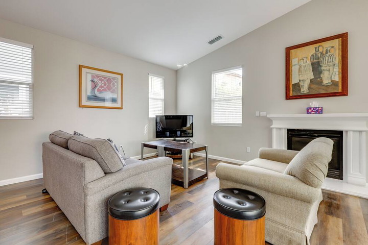 Quiet & Convenient! Santa Rosa Family Home W/ Yard - Santa Rosa, CA