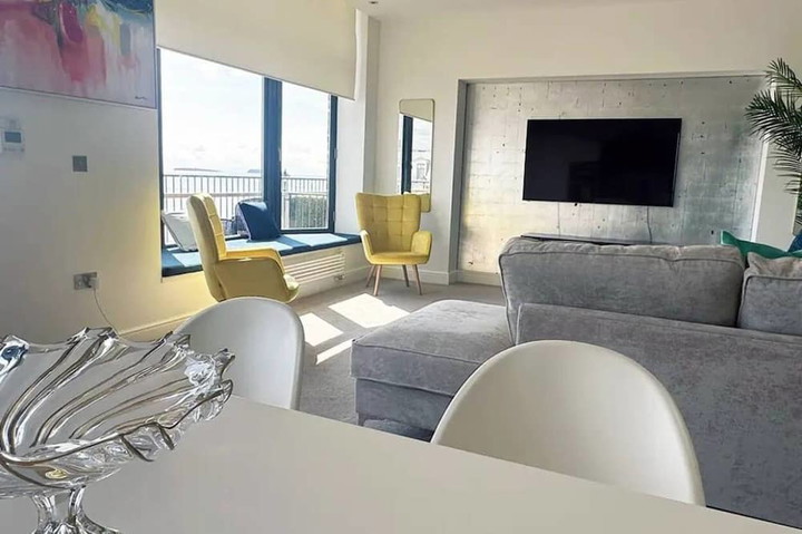 The Hideaway | Stunning Sea Views & Stylish Stay - Cardiff