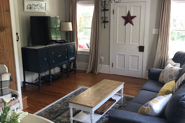 Historic And Updated Farmhouse Built In 1808 - Leesburg, VA