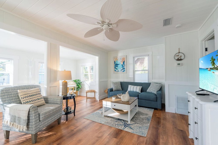 Adorable Updated Cottage Steps To The Beach With Pool, Beach Gear, Bikes & Grill - Anna Maria, FL