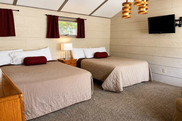 Pet Friendly Room 12-2 Queen Suite-woodland Motor Lodge - Grayling, MI
