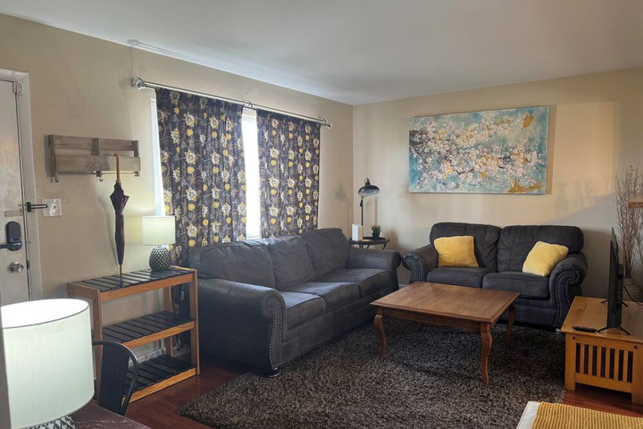 Cozy Two Bedroom Duplex In Central Neighborhood - Lakewood