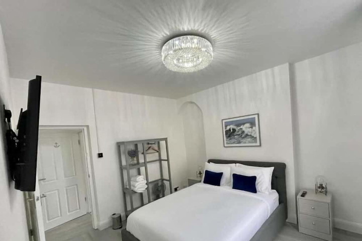 200m To Ocean, High Spec Town Centre Entire Flat, 3 Bedrooms, Tvs All Rooms - Porthcawl