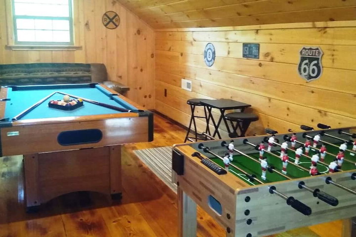 Log Cabin + Mountain Views! Hot Tub, Pool & Game Table, Fiber Wifi & Discounts! - Murphy, NC