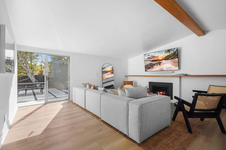 Malibu Beach House By Stay Awhile Villas - Malibu, CA