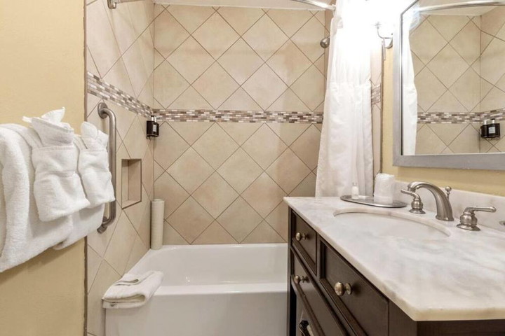 Family-friendly 2br Suite | Near Bay Area Spots | Outdoor Pool | Free Parking - San Rafael