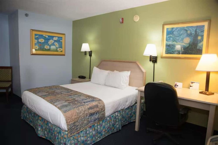 Value-packed Stay W/ Free Parking | Near Gulfarium Marine Adventure Park - 3.7mi - Fort Walton Beach, FL