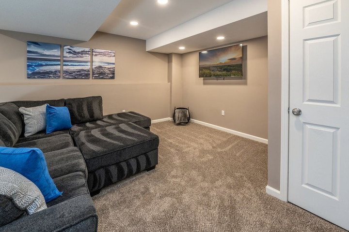 Luxury Meets Convenience: 4 Beds, 3 Full Baths! - Smithville, MO