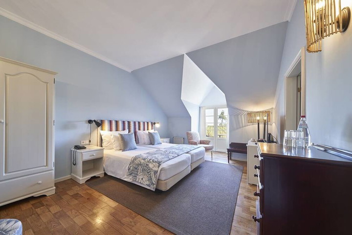 An Undeniable Jewel In Santana! Outdoor Pool, Buffet Breakfast, Free Parking! - Santana