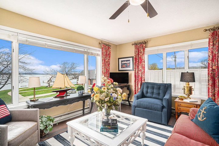 Downtown Boyne City Charmer With Stunning Lake Charlevoix And Boyne River Views. - East Jordan, MI
