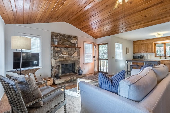 Hilltop Hideaway- Cozy Cabin W/ Fireplace, Private Deck/yard, Family Friendly! - Cashiers, NC