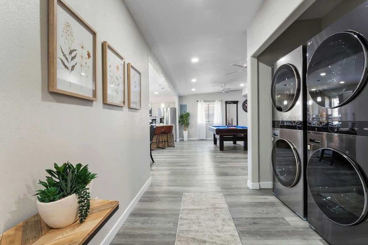 Modern 5-bedroom Playhouse With Pool & Pool Table - North Las Vegas, NV