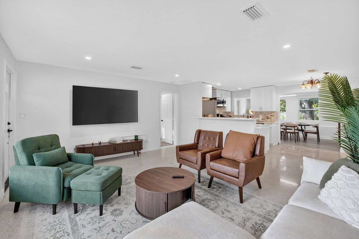 Evergreen Retreat W/ Private Pool  5 Min Beach - Coral Springs