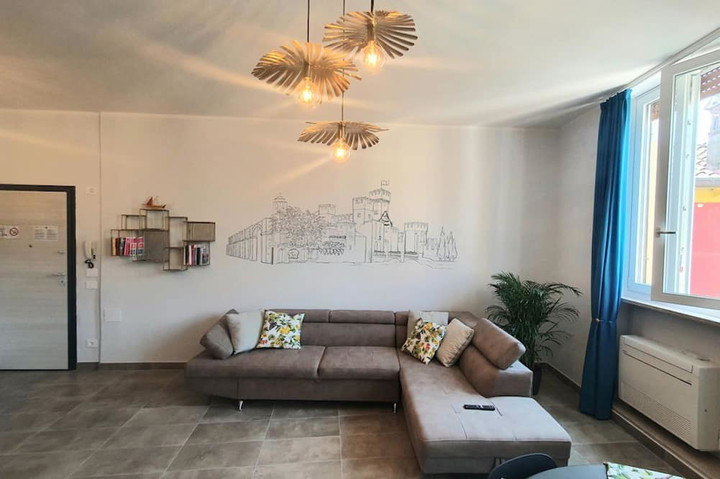 Spacious Apartment In The Heart Of Town, 40 Meters From The Castle. Particularly Suitable For Families And Groups Who Want To Enjoy The Exclusive Atmosphere Of A Stay In The Historic Center, With Complete Freedom And Comfort. It Can Accommodate Up To 6 P - Sirmione