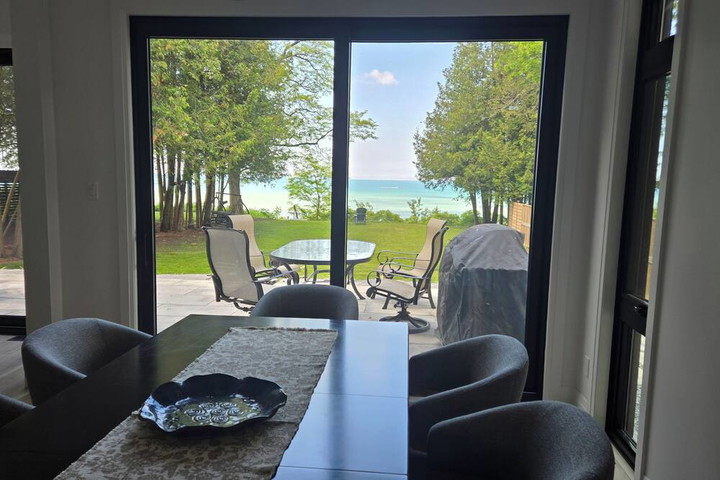 Luxury Lakeside Tranquillity - An Executive Home With Lakefront Views. - Bayfield