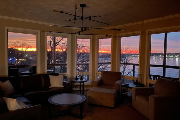 Lakefront Luxury! Spacious Corner Condo, Wrap Around Deck. 6 Bb Waterpark Passes - Spirit Lake, IA