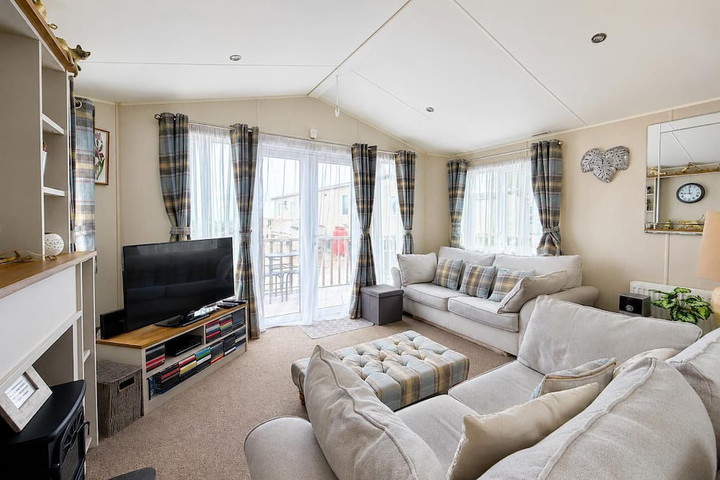 Beautiful Caravan With Decking At Azure Seas Ref 32060az - Lowestoft