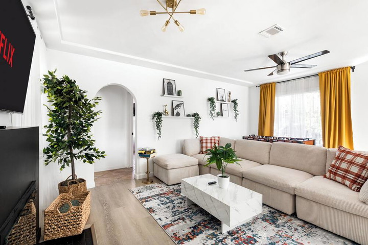 Luxury 5br Retreat | Pool, Spa & Near Universal - Burbank, CA