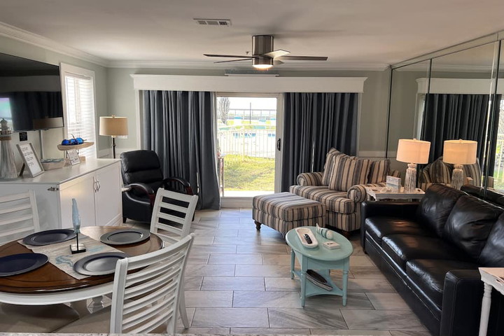 Pet Friendly, Poolside Condo Across The Street From Private Beach - Miramar Beach, FL