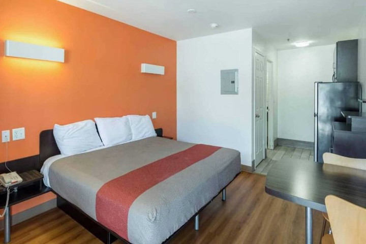 1 King Bed|smoking, Micfridge - Travelers Rest, SC