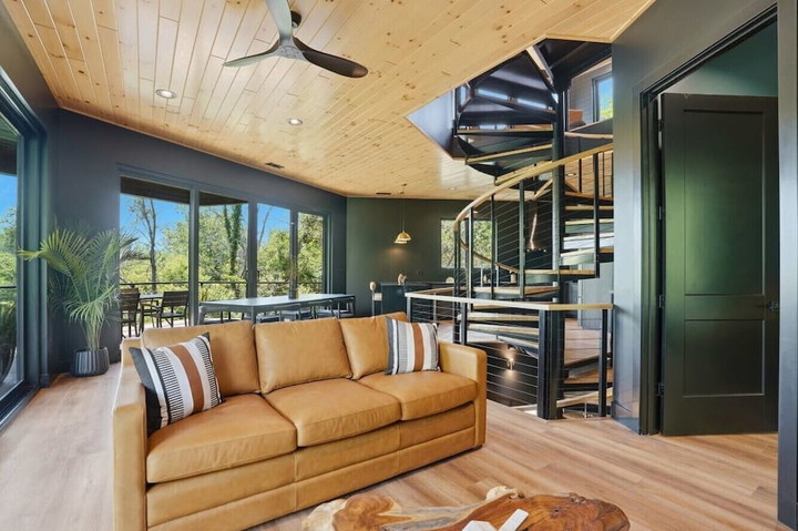 The Outlook Treehouse & Lavender Farm - Iowa