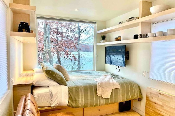 Cozy Lakefront Tiny House - Connecticut
