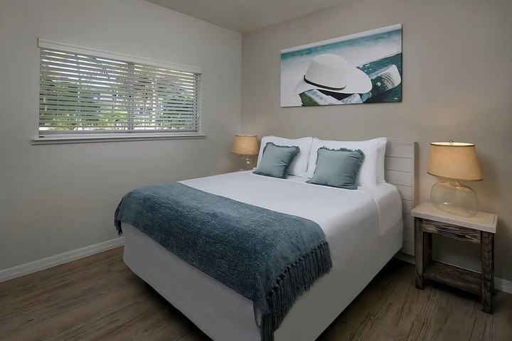 Oceanfront Studio Queen W/kitchenette, Pool, Free Parking & Pet Friendly - Islamorada, FL