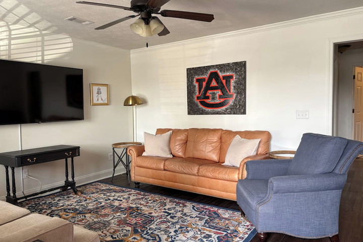 The Tiger Cave: Walk To Jordan-hare & Toomers--2br/2ba Auburn Condo - Auburn, AL