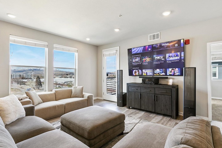 Lakefront Condo W/ Jacuzzi, Rooftop Near Mall, Casino, Theater W/ City Views - Sparks, NV