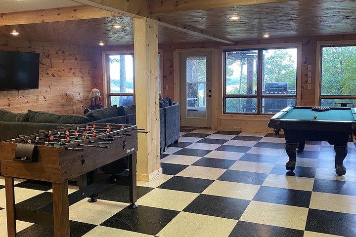 Spacious Custom 5 Bed Home Minutes To Mt.sunapee! Garage, Hot Tub, Game Room! - Bradford, NH