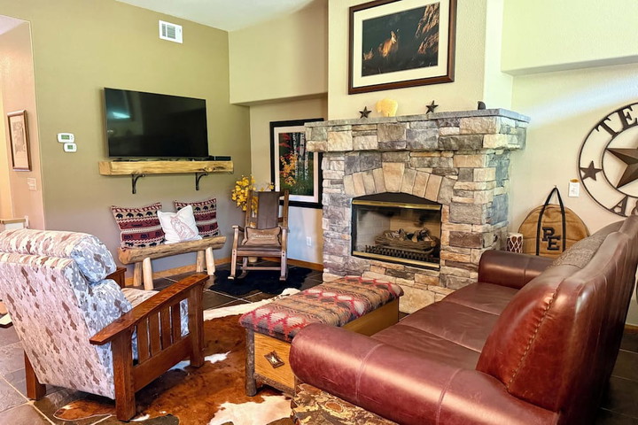 Beautiful Mountain Views - Luxury Riverside Townhome - Private Hot Tub - Wifi - Silverthorne, CO