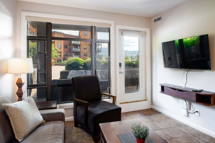 Kelowna Condo With Pool View, 2 Bedrooms, 1 Bath, Pool, Hot Tub, And Lake Access - 브리티시컬럼비아