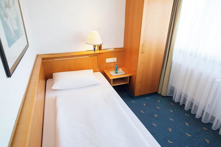 Single Room Getaway | Indoor Pool & Sauna | Near Old Town - Magdeburg