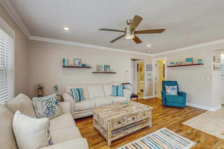 Anna Maria Island Condo With Heated Pool, Short Walk From The Beach - Holmes Beach, FL