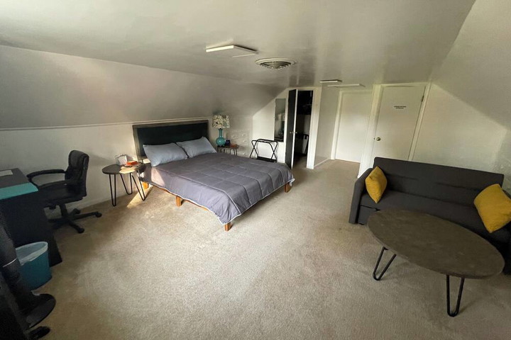 Private Floor W/ Bath Walkable To Downtown & Vu - Valparaiso, IN