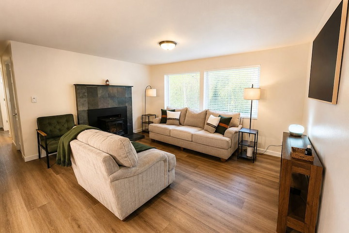 Poulsbo 4br Retreat - Waterfront Access, Trails & Private Fenced Yard - Silverdale