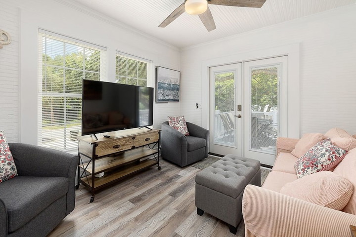 Beach Cottage With Large Deck-one Short Block To Beach-walk To Shops & Dining! - Brunswick, GA