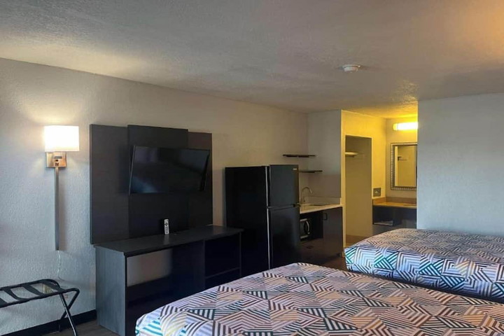 2 Queen Beds|ns| Kitchen - Montgomery, AL