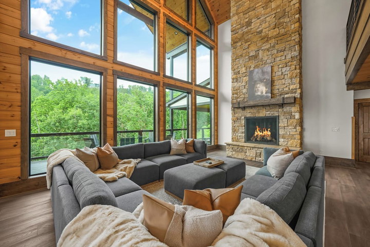 New Luxe Gatlinburg | Sleeps 26 8 Bedrooms 9 Baths Saunaelevatorgymhottub - Gatlinburg, TN
