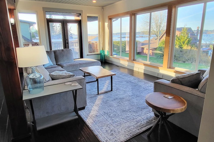 Large West Coast Home Near The Seaside - Comox